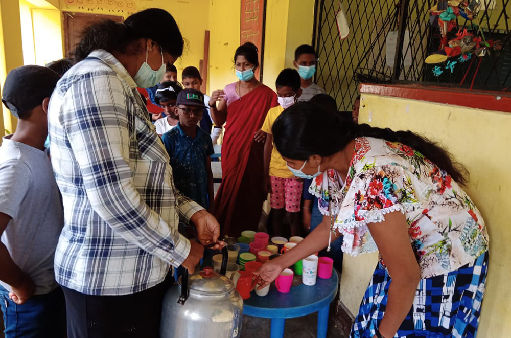 ආදි ඇලුවීෂියානුවෝ ළමා දිනය දා වෙනත් පාසලකට කළ සංග්‍රහය - Rata.lk