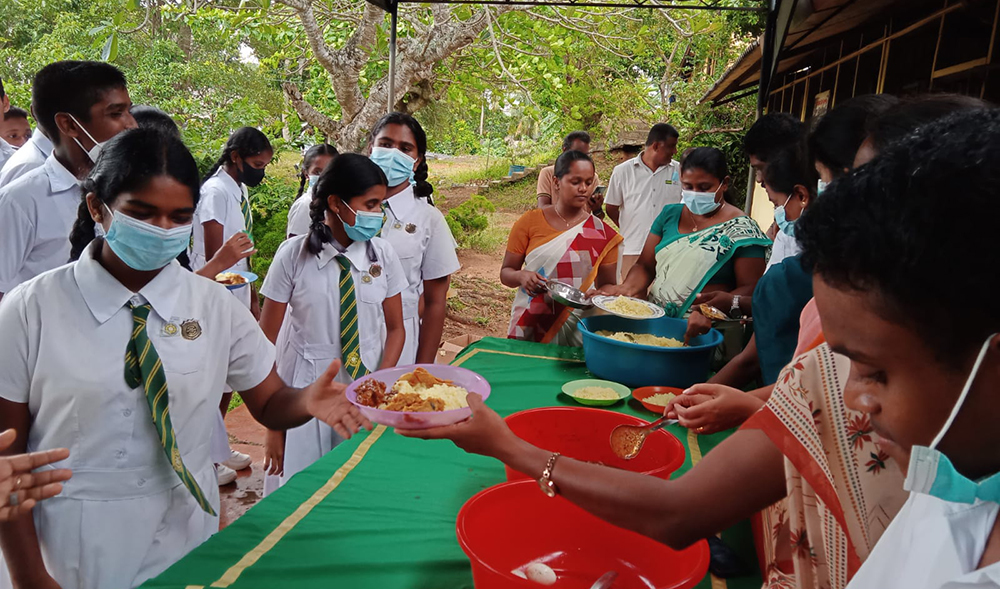 ආදි ඇලුවීෂියානුවෝ ළමා දිනය දා වෙනත් පාසලකට කළ සංග්‍රහය - Rata.lk