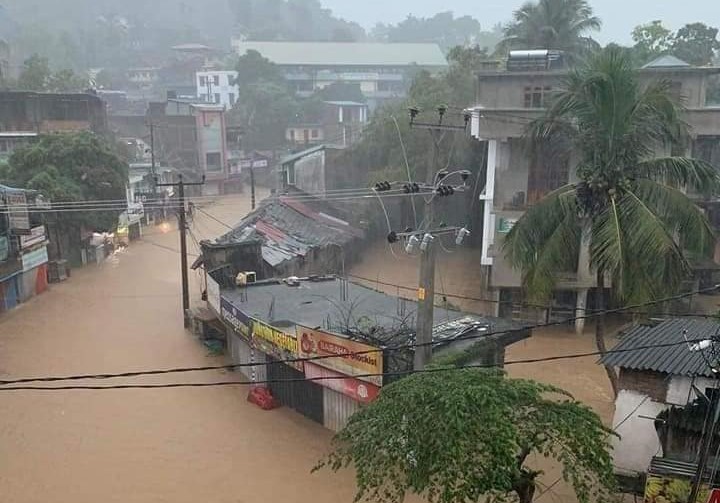 අකුරණ නගරය මුළුමනින් ම ජලයෙන් යට වෙයි - Rata.lk