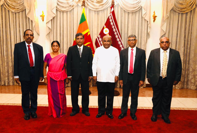 විගණන සේවා කොමිසමේ සාමාජිකයෝ දිවුරති - Rata.lk