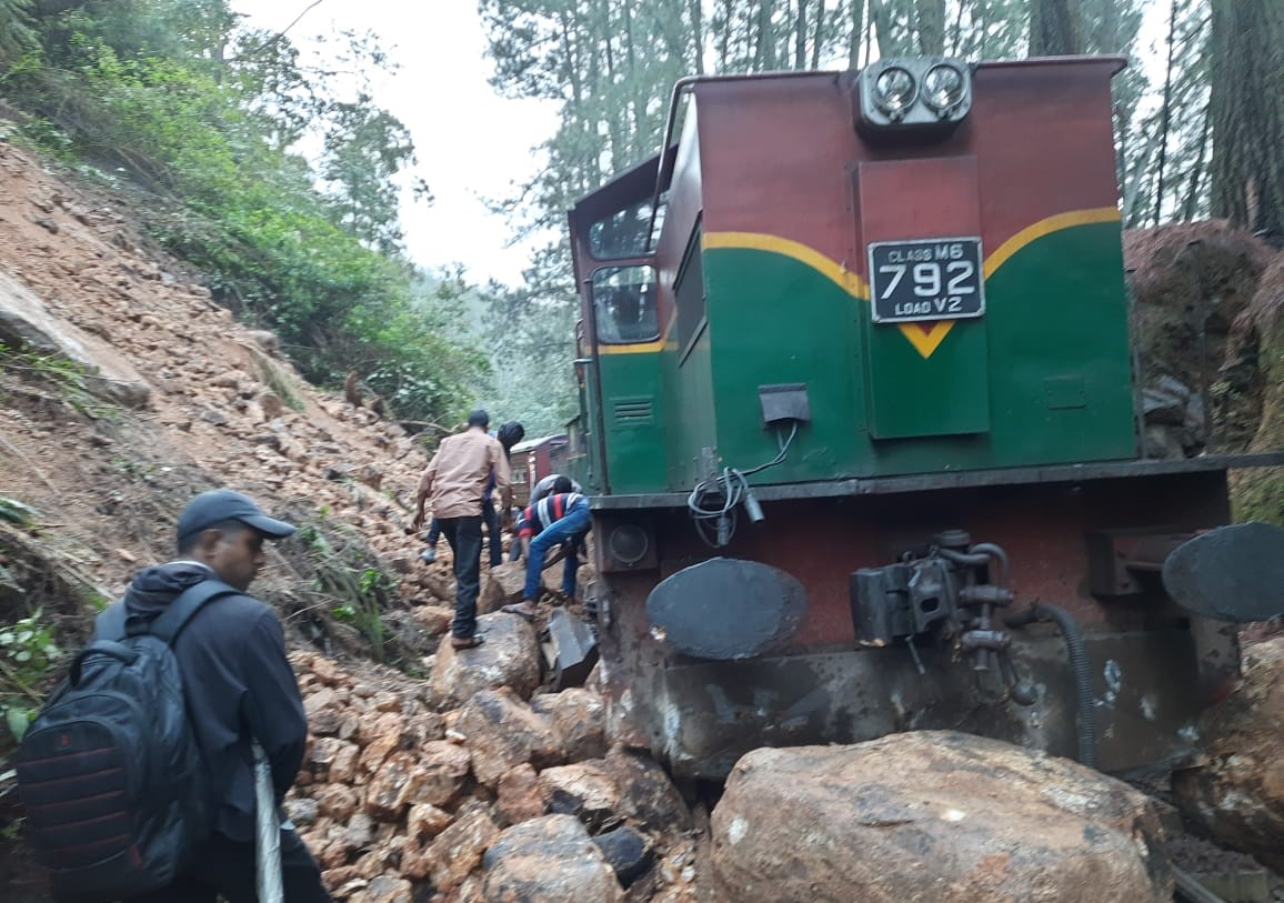 බදුලු කෝච්චියට, ගල් සහ පස් පෙරැළේ - Rata.lk