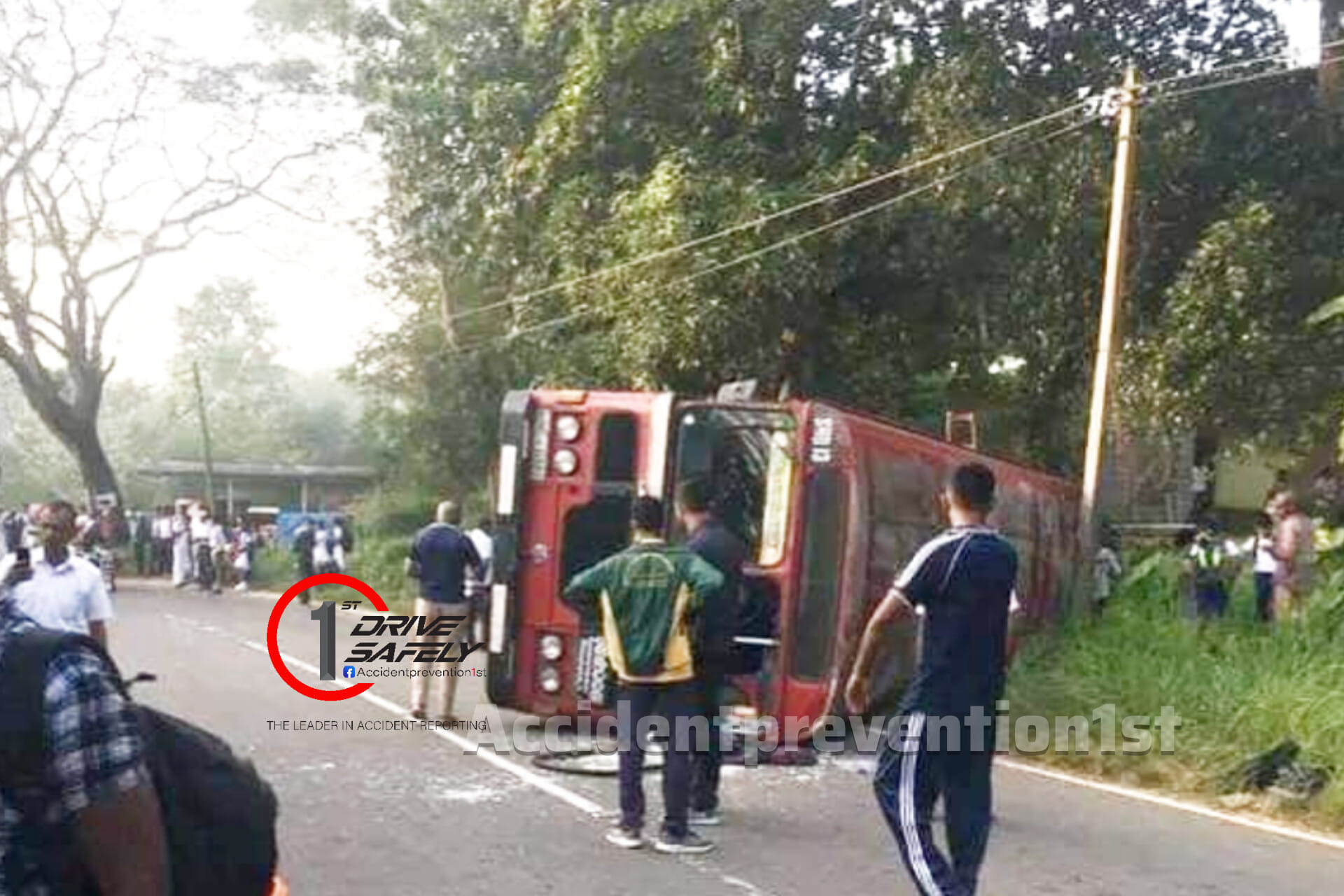 බසයක් පෙරැළී පාසල් දරුවන් 35ක් රෝහලට - Rata.lk