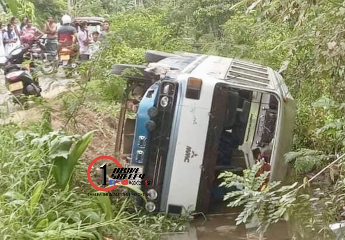 පාසල් දරුවන් 30ක් සමඟ බසයක් ඇළේ - Rata.lk